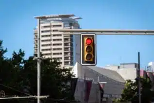 Passar no Sinal Amarelo dá Multa? Descubra Agora O Que Fazer