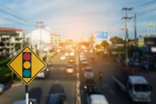 Passar no Sinal Amarelo dá Multa? Descubra Agora O Que Fazer